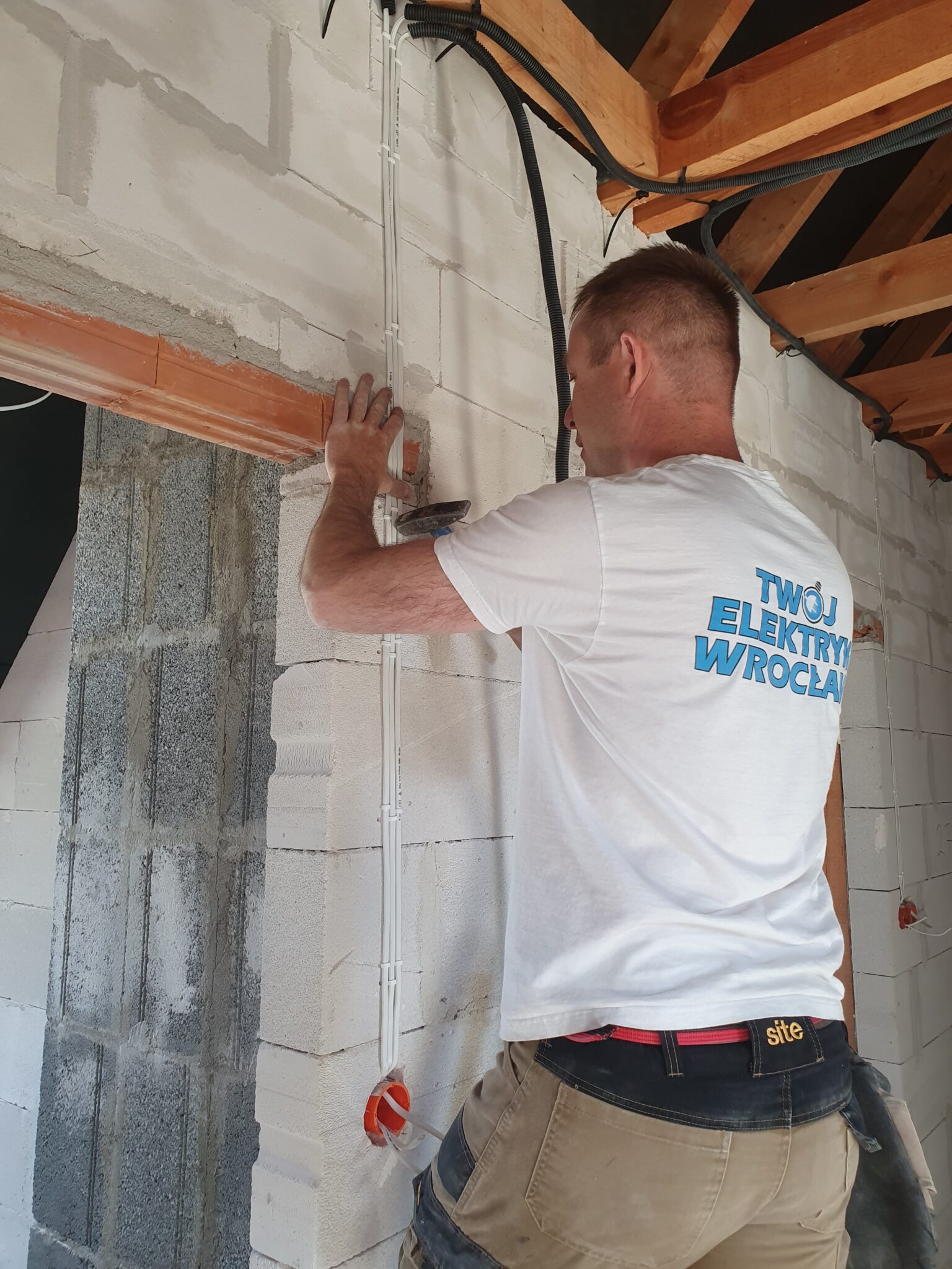 Wymiana instalacji elektrycznej – kompleksowy przewodnik - Dom-design.pl Wymiana instalacji elektrycznej – kompleksowy przewodnik - Dom-design.pl